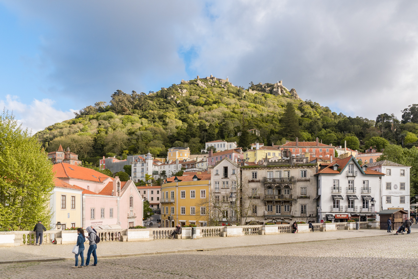 UN GIORNO A SINTRA Un giorno a Sintra • Viaggio senza scalo UN GIORNO A SINTRA Un giorno a Sintra • Viaggio senza scalo