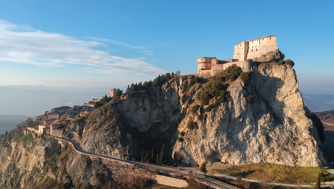 Il piccolo Borgo di San Leo • Viaggio senza scalo Il piccolo Borgo di San Leo • Viaggio senza scalo